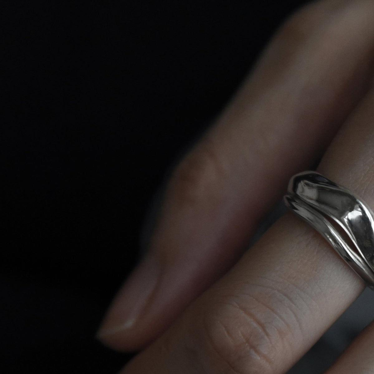 What Each Finger Symbolizes for Ring Placement and Meaning – dans le gris