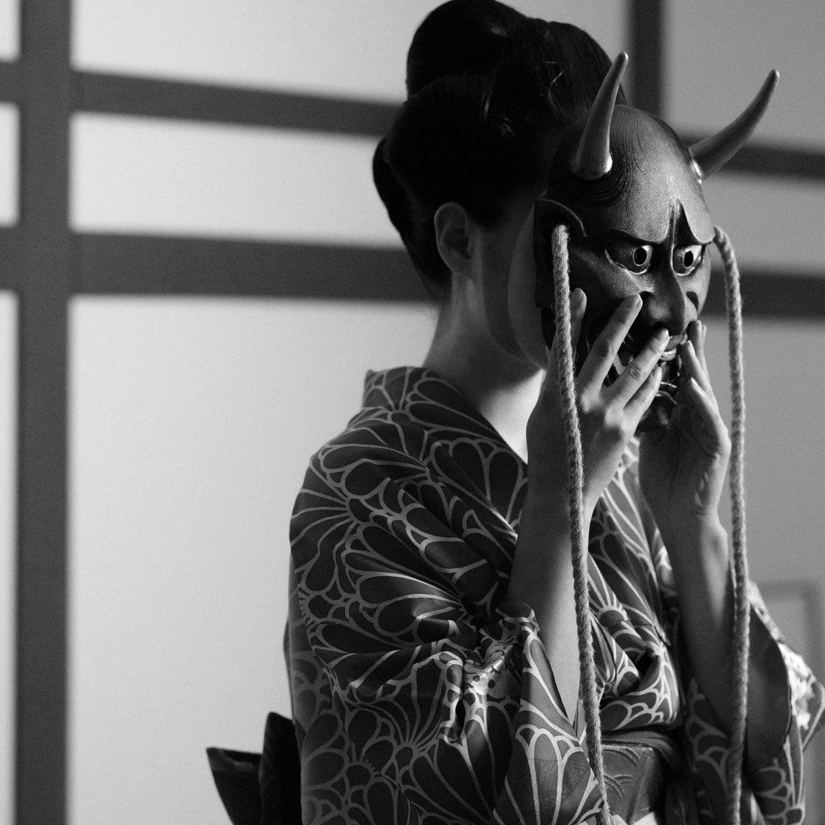 Noh Theatre Masks: History, Meaning, and Hidden Stories – dans le gris